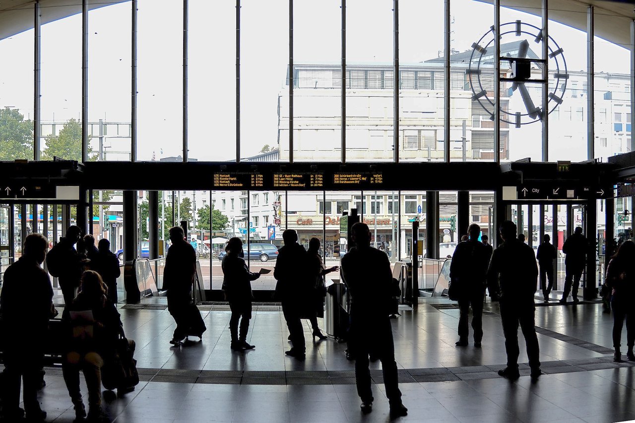 Hauptbahnhof Bochum: Mann belästigt Frau sexuell – andere Frau zieht ... Hauptbahnhof Bochum: Mann belästigt Frau sexuell – andere Frau zieht ...